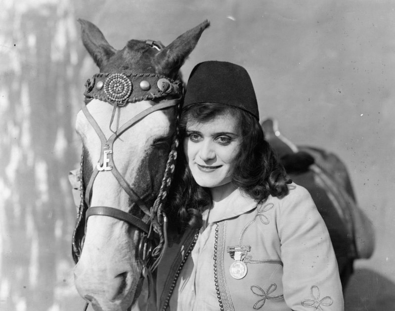 Under Two Flags (1916) | Galerie - Z filmu | ČSFD.cz
