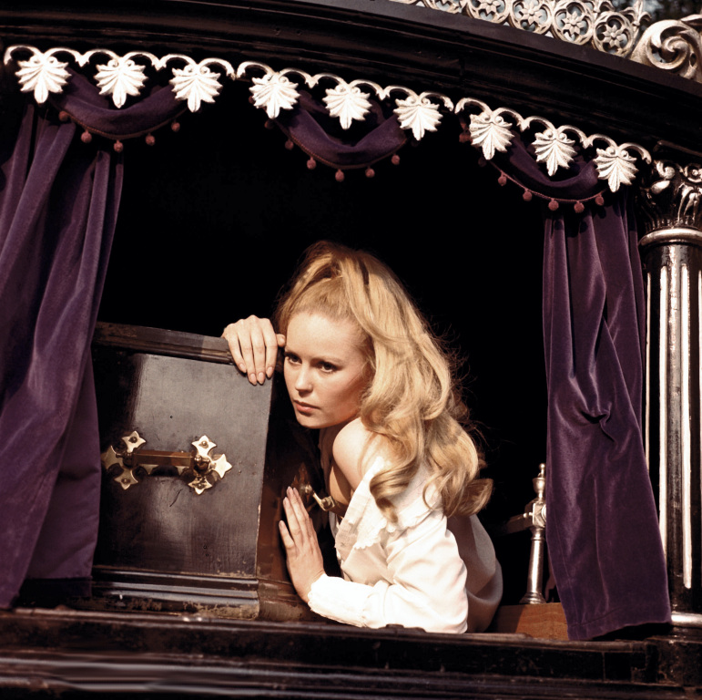 Dracula Has Risen from the Grave (1968) | ČSFD.cz