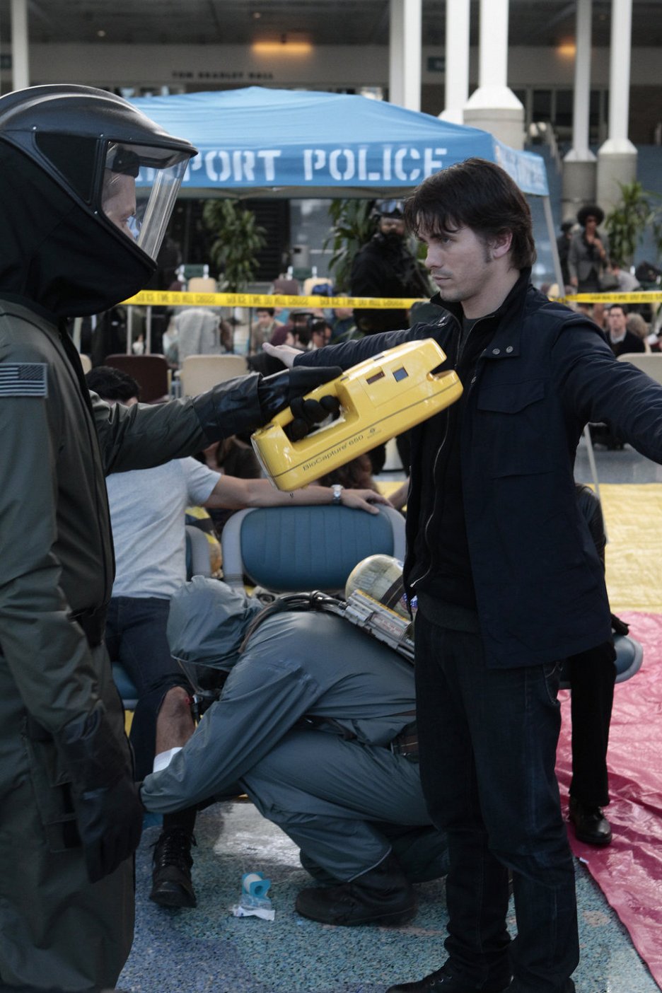 Událost - Přílet (E22) (2011) | Galerie - Z epizody | ČSFD.cz