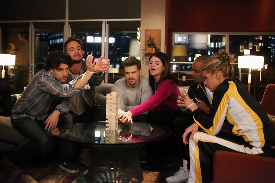 Šťastní až do smrti - She Got Game Night (S03E18) (2013) | ČSFD.cz