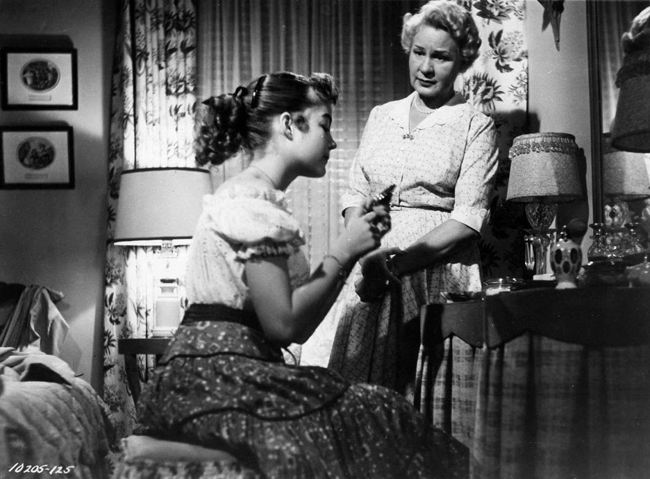About Mrs. Leslie (1954) | ČSFD.cz