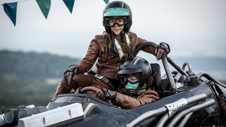 V8 - Start Your Engines! (2015) | ČSFD.cz