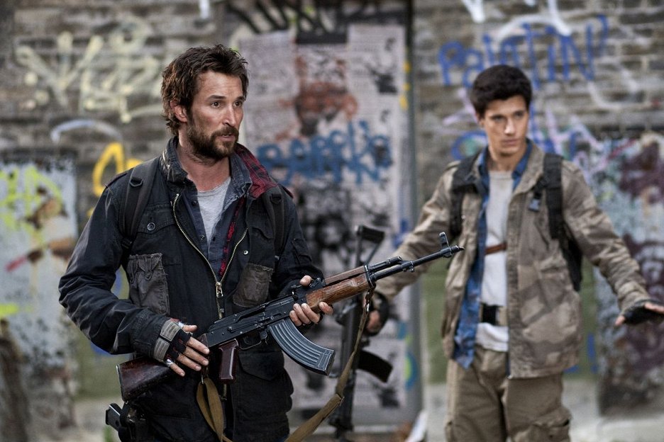 Falling Skies - What Hides Beneath (S01E08) (2011) | ČSFD.cz