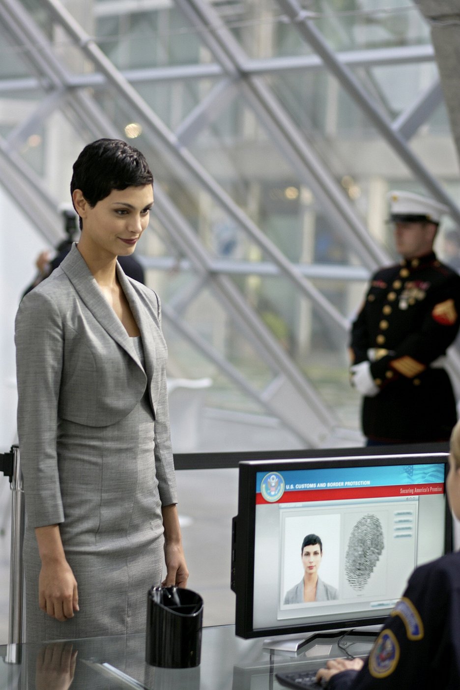 V - A Bright New Day (S01E03) (2009) | ČSFD.cz