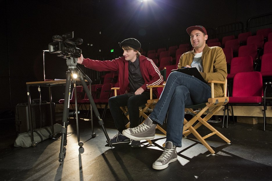 The Almighty Johnsons - Mike in the Mirror (S03E09) (2013) | ČSFD.cz