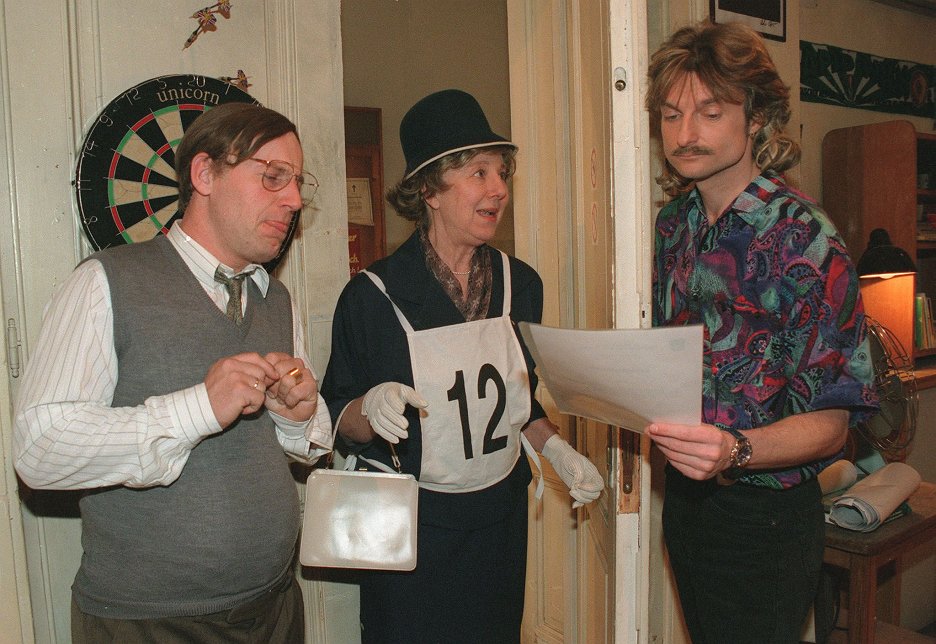 MA 2412 - Karriere (S01E09) (1999) | ČSFD.cz