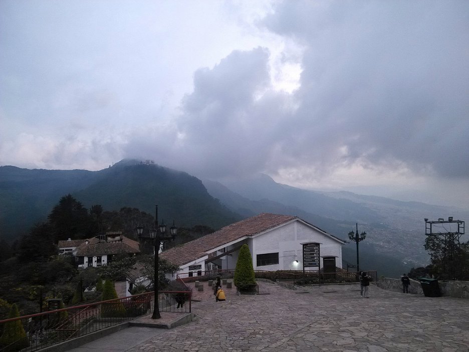 Na cestě - Na cestě po Bogotě (S17E31) (2016) | ČSFD.cz