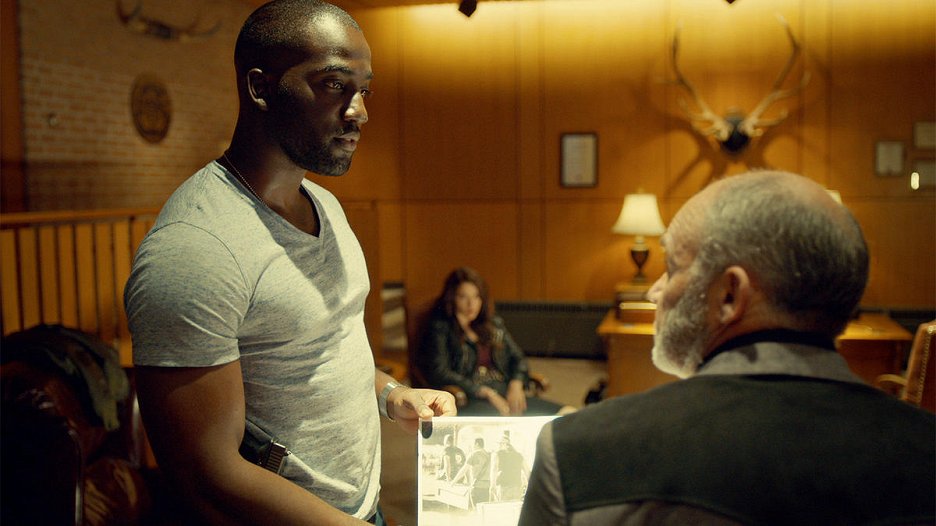 Wynonna Earp - Digging Up Bones (S01E05) (2016) | ČSFD.cz