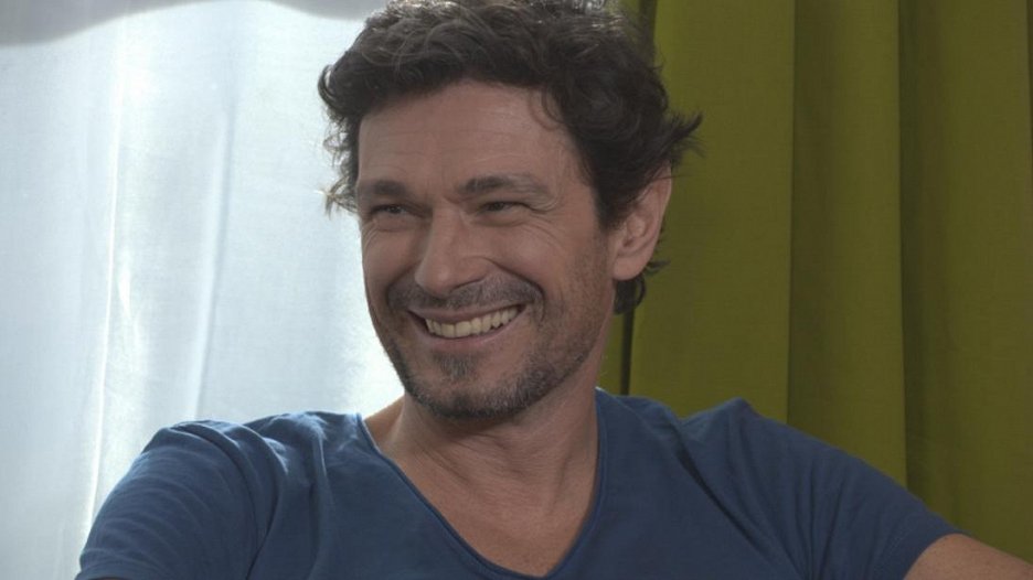 Les Mystères de l'amour - Tel est pris... (S09E08) (2015) | ČSFD.cz