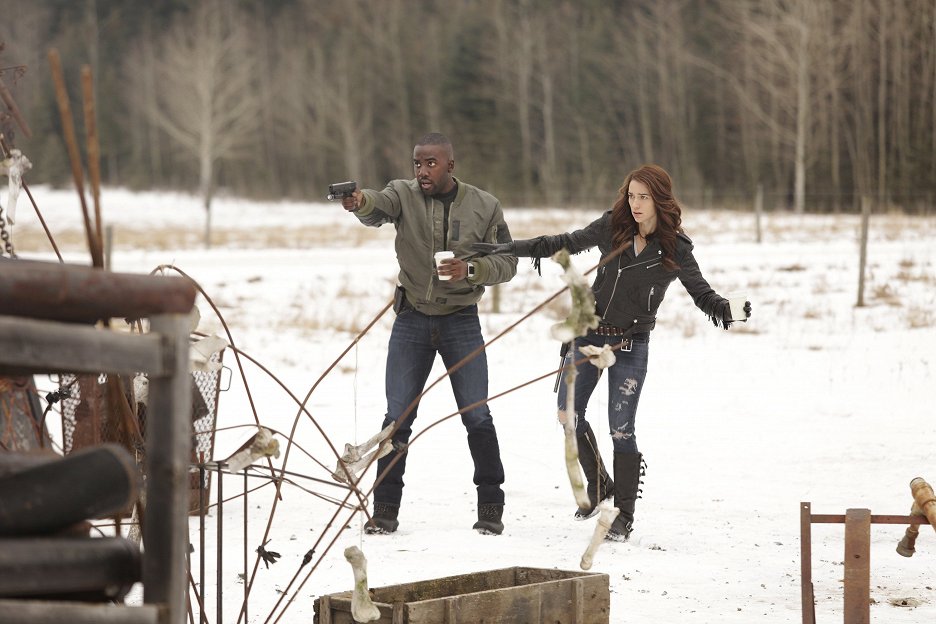 Wynonna Earp - Constant Cravings (S01E06) (2016) | ČSFD.cz