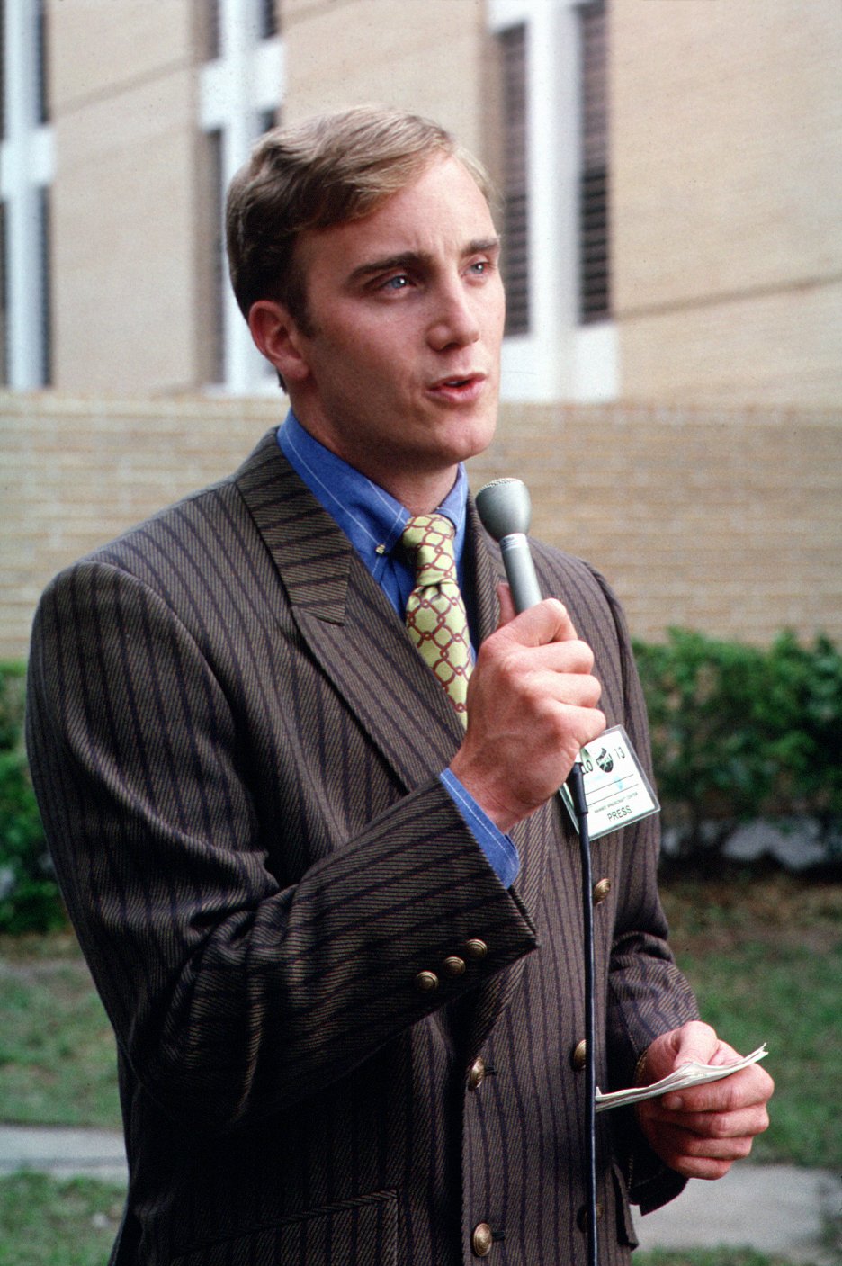 Ze Země na Měsíc - We Interrupt This Program (E08) (1998) | ČSFD.cz