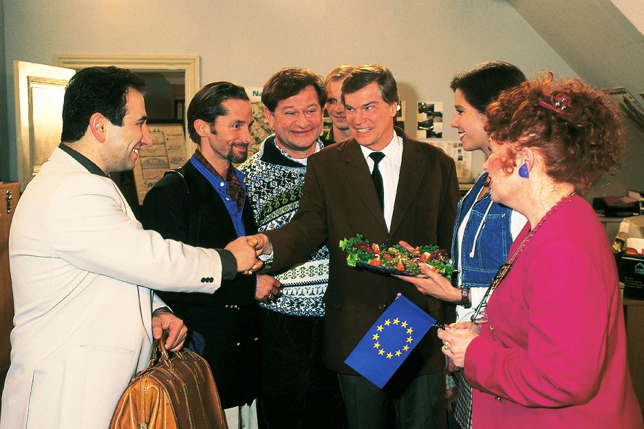 Das Amt - Spiel ohne Grenzen (S02E10) (1998) | ČSFD.cz