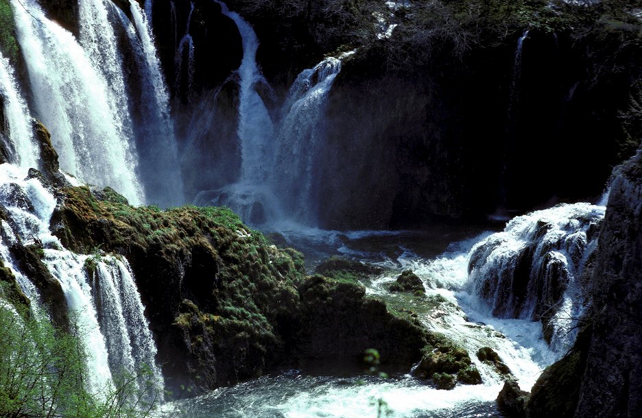 Universum: Plitvice - Im Land der fallenden Seen (2004) | ČSFD.cz