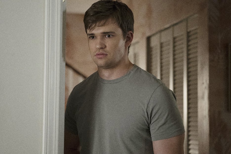 Z onoho světa - The Man in the Yellow Jacket (S01E04) (2017) | ČSFD.cz