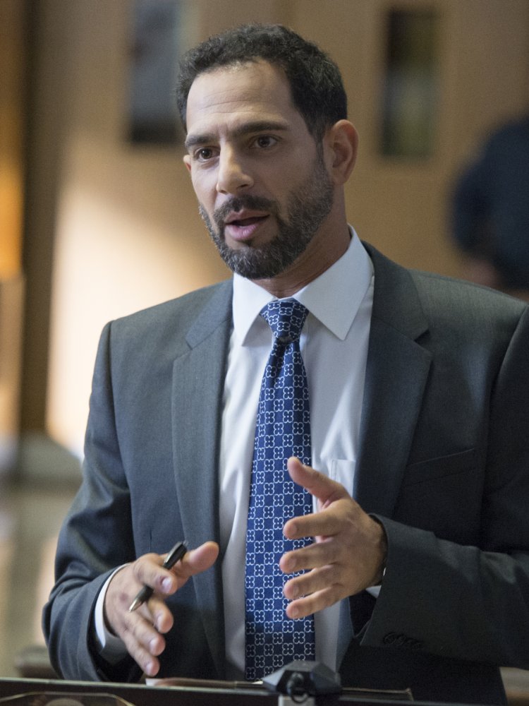 Ve jménu vlasti - Muž v suterénu (S06E02) (2017) | ČSFD.cz