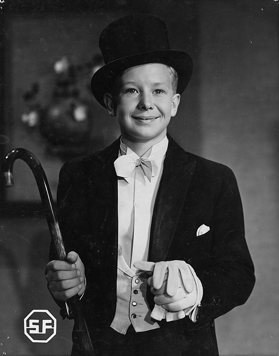 Suomisen Olli rakastuu (1944) | ČSFD.cz