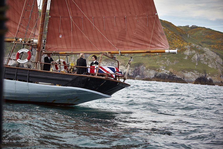 The Coroner - How to Catch a Lobster (S01E02) (2015) | ČSFD.cz