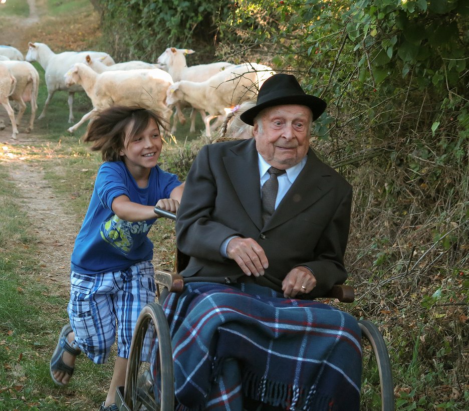 How We Brought Grandad Back to Life (2017) | ČSFD.cz