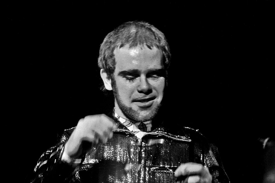 Elton John - A Singular Man (2015) | ČSFD.cz