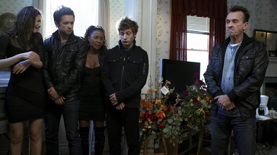 Hříšníci - Frank Gallagher: Loving Husband, Devoted Father (S01E07 ...