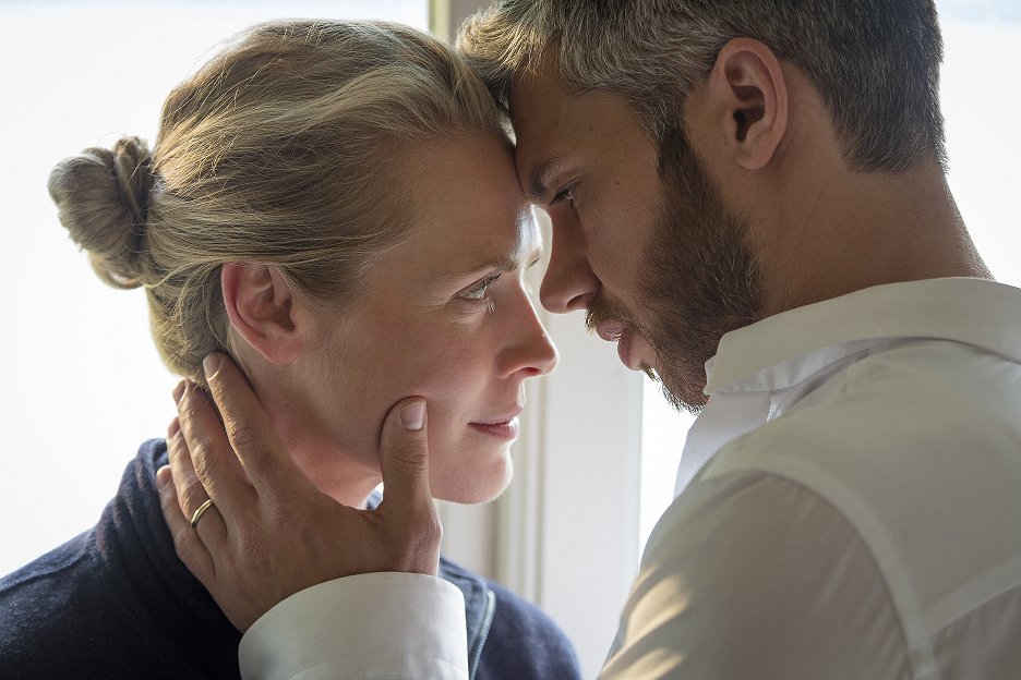 Bez poskvrny - Minulosti neutečeš (S01E04) (2015) | ČSFD.cz