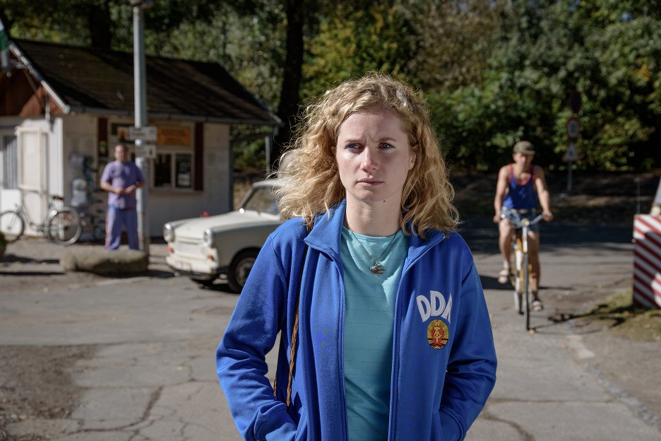 Honigfrauen - Verrat im Paradies (E02) (2017) | ČSFD.cz