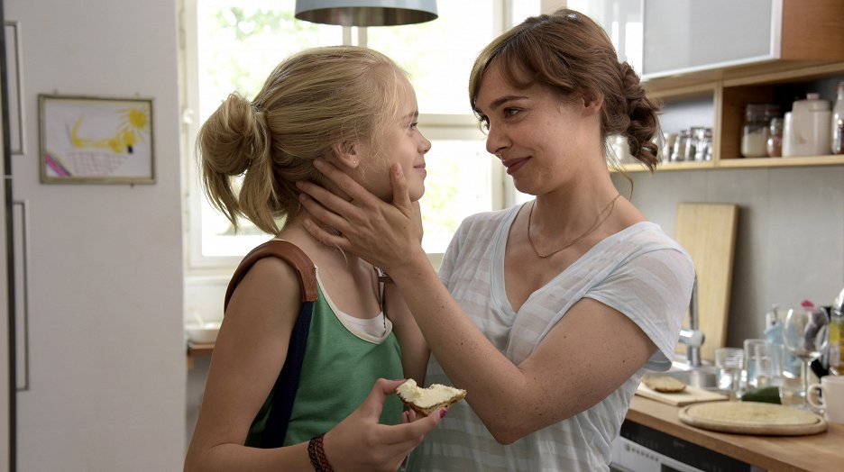 Neu in unserer Familie - Zwei Eltern zu viel (2016) | ČSFD.cz