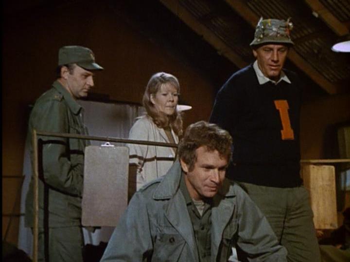 M.A.S.H. - Carry On, Hawkeye (S02E11) (1973) | ČSFD.sk