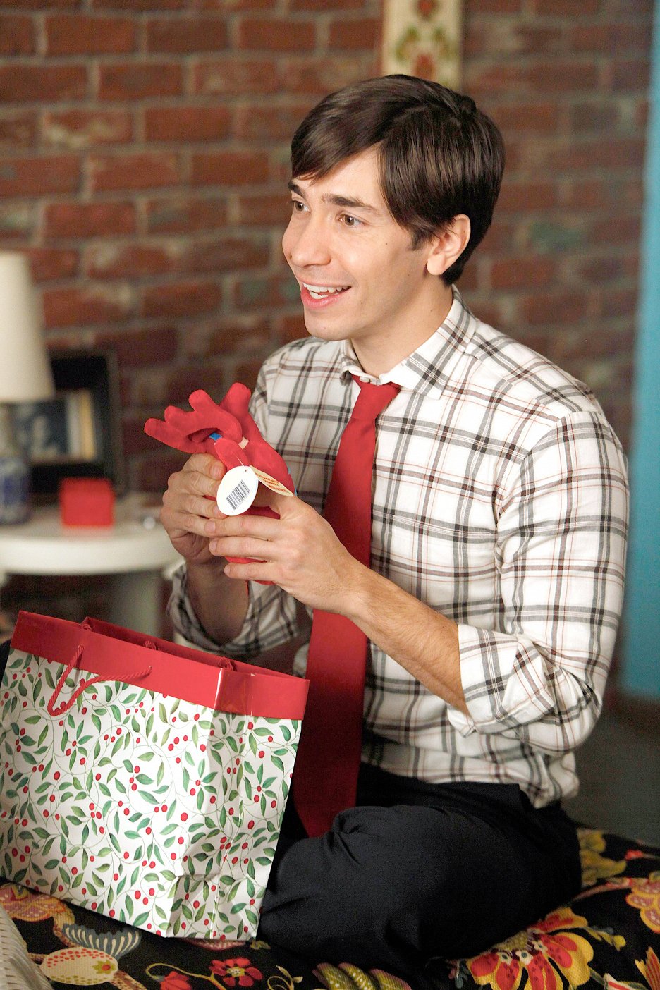 Nová holka - Vánoční večírek (S01E09) (2011) | ČSFD.cz