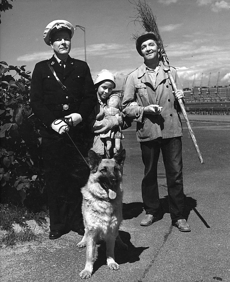 Pieni luutatyttö (1958) | ČSFD.cz