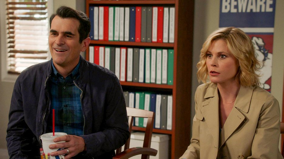 Modern Family - Pig Moon Rising (S08E17) (2017) | ČSFD.cz