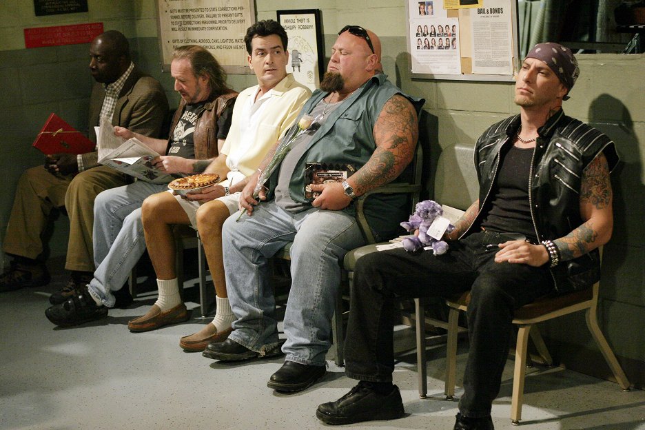 Dva a pol chlapa - Golly Moses, She's a Muffin (S03E19) (2006) | ČSFD.sk