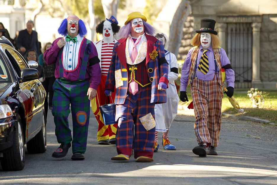 Modern Family - Send Out the Clowns (S03E18) (2012) | ČSFD.cz