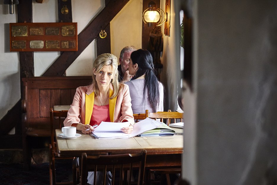 The Coroner - The Captain's Pipe (S02E05) (2016) | ČSFD.cz