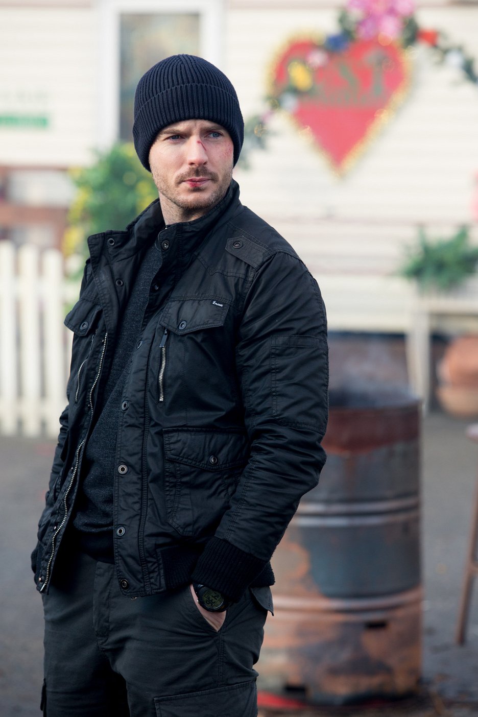 Bez hranic - Family Ties (S02E08) (2014) | ČSFD.cz