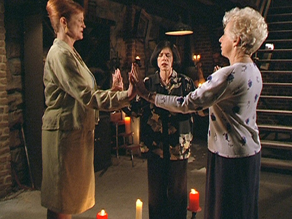 Čarodějky - Zrada (S02E17) (2000) | ČSFD.cz