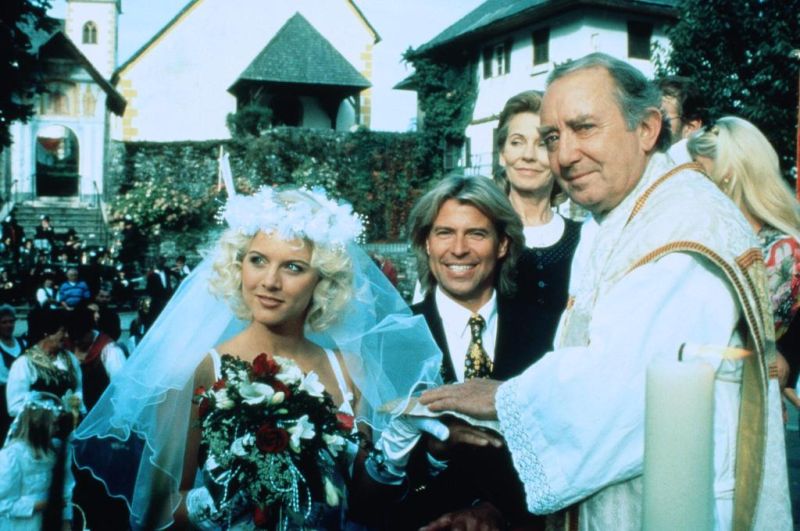 Hochwürdens Ärger mit dem Paradies (1996) | ČSFD.cz