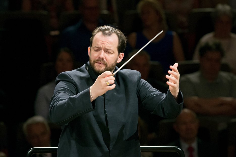 Andris Nelsons dirigiert Antonín Dvořák (2017) | ČSFD.cz