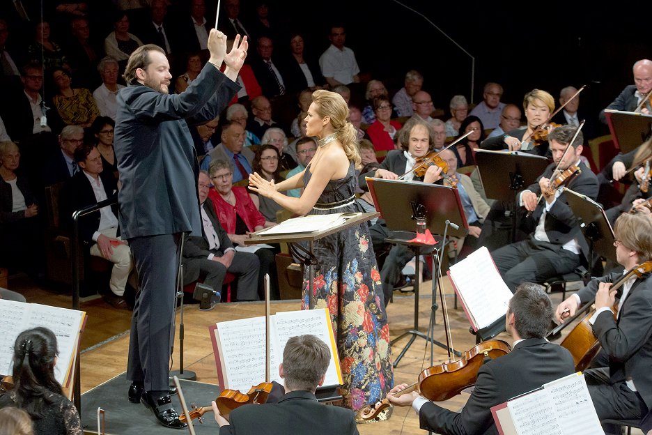 Andris Nelsons dirigiert Antonín Dvořák (2017) | ČSFD.cz