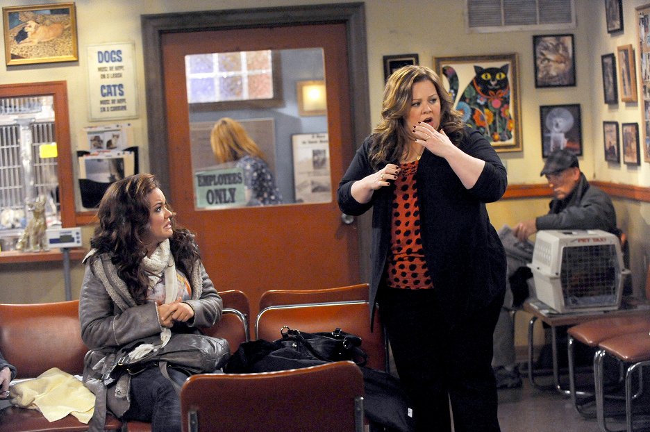Mike & Molly - Peggy Goes to Branson (S02E18) (2011) | Creators | ČSFD.cz