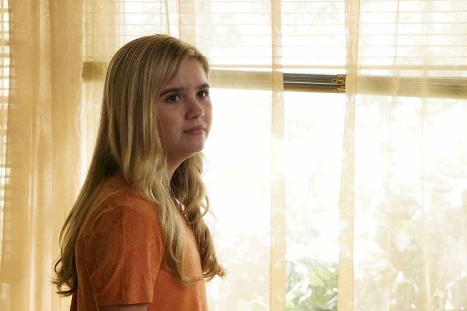 Speechless - N-E--NEW A-I--AIDE (S01E02) (2016) | ČSFD.cz