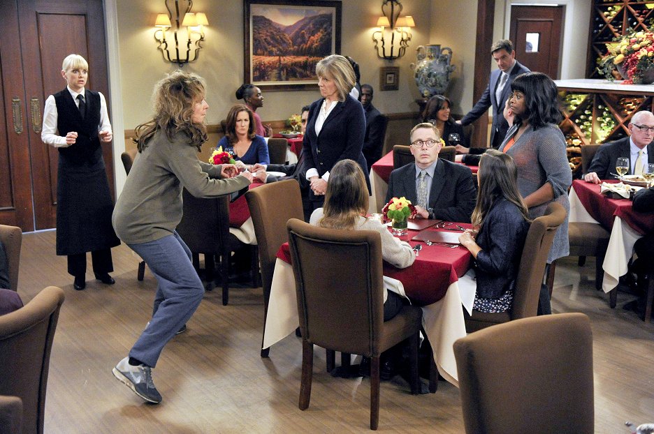 Máma - Zombie a kuřecí salát (S01E09) (2013) | ČSFD.cz