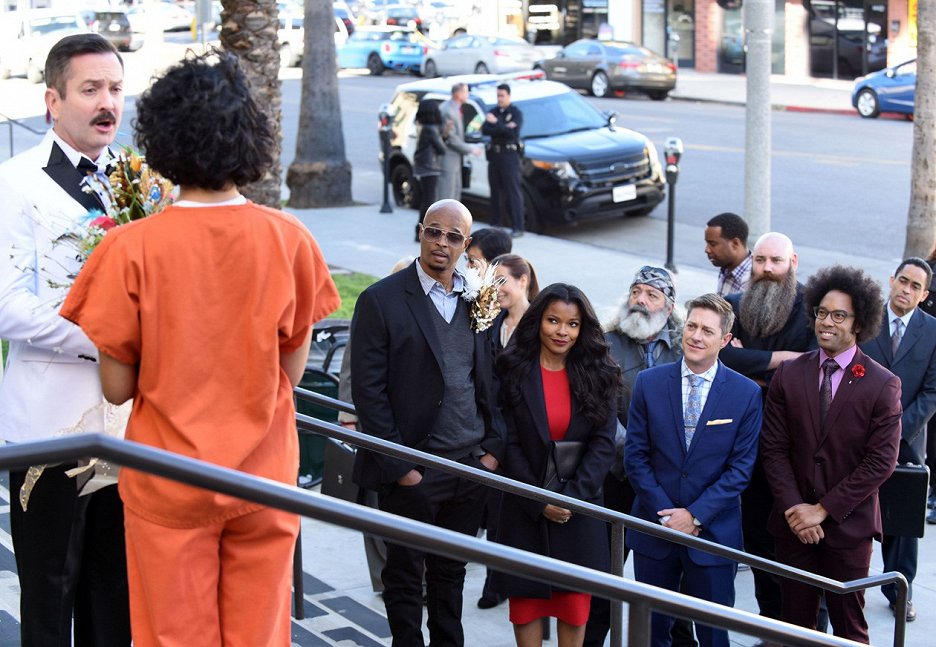 Smrtonosná zbraň - Leo Getz se žení (S02E19) (2018) | ČSFD.cz