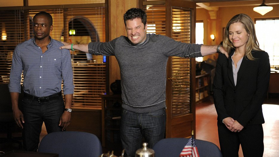 Psych, s. r. o. - Someone's Got a Woody (S08E04) (2014) | ČSFD.cz