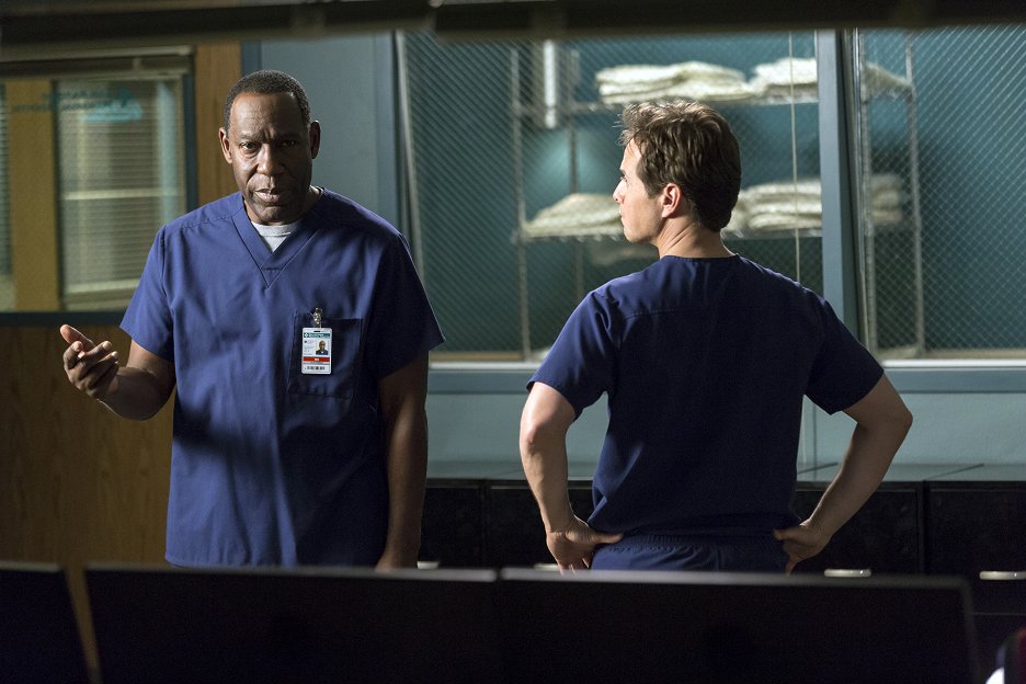 Noční směna - Off the Rails (S04E02) (2017) | ČSFD.sk