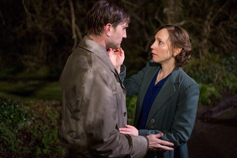 My Mother and Other Strangers - God Rest You Merry (E05) (2016) | ČSFD.cz