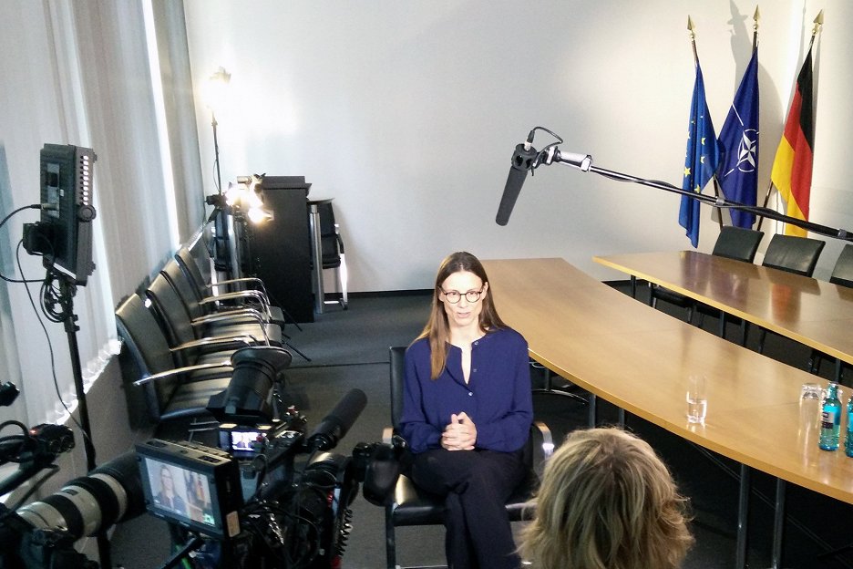 Armeen im Griff der Konzerne - Verteidigung als Geschäft (2018) | ČSFD.cz