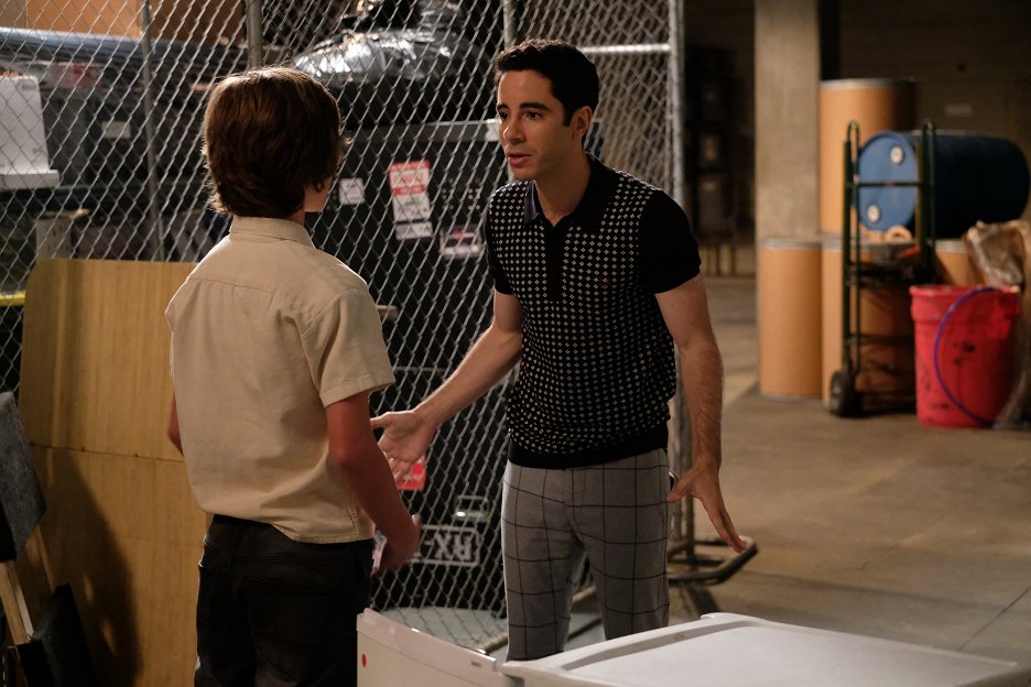 Alone Together - Music Video (S01E09) (2018) | ČSFD.cz