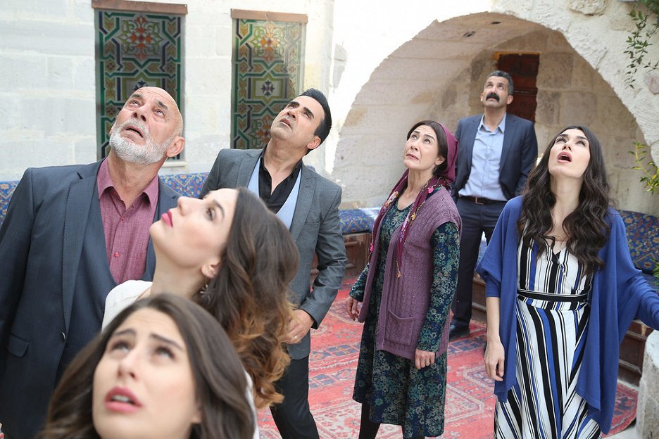 Aşk ve Mavi - Episode 32 (S02E32) (2018) | ČSFD.cz