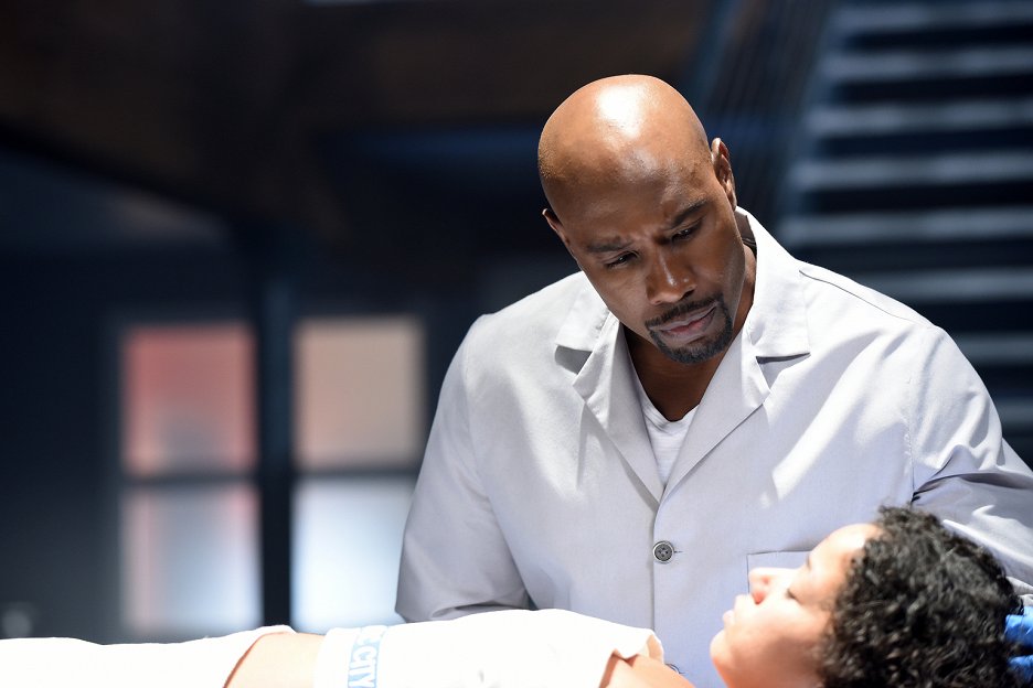 Vražedné Miami - Forward Motion & Frat Life (S02E01) (2016) | ČSFD.cz